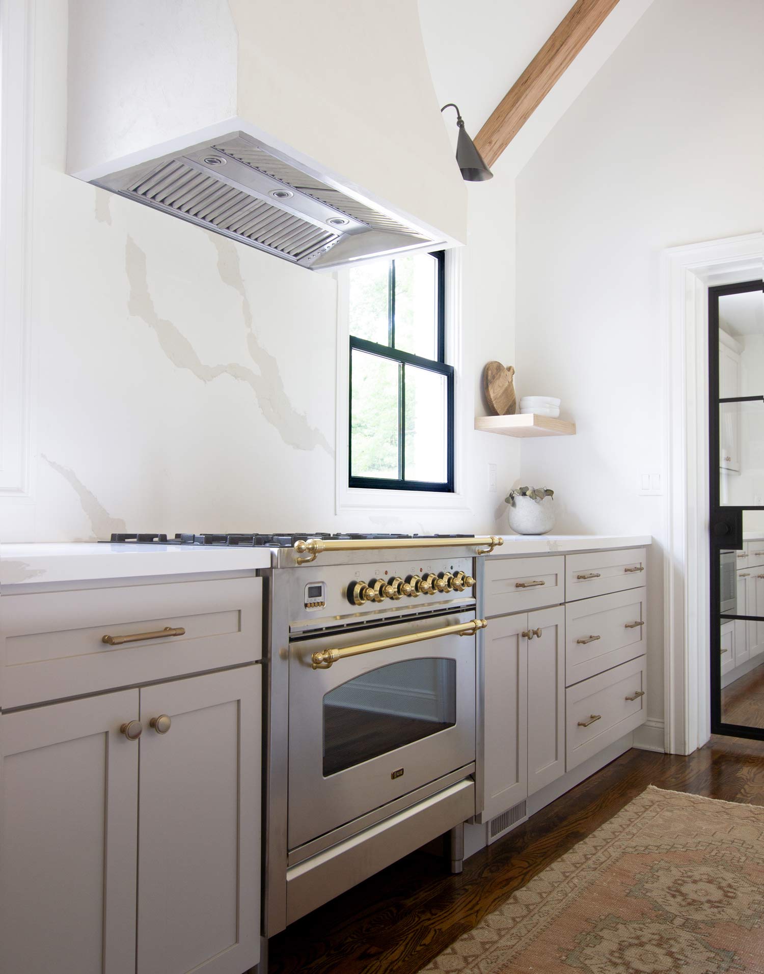 Quartz Backsplash Is It Right For Your Kitchen Plank And Pillow